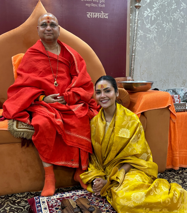 Esha Gupta Takes Holy Dip in Saffron Sari at Maha Kumbh Mela in ...